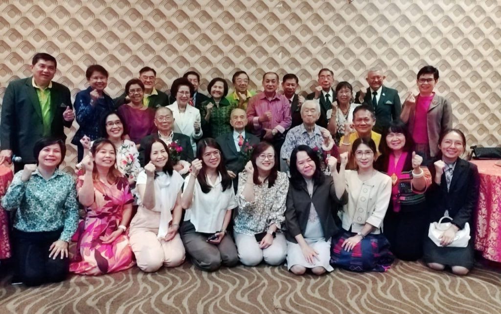 สมาคมพืชสวนแห่งประเทศไทยได้จัดแสดงกตัญญูกตเวทิตาแด่ รศ.วิจิตร วังใน ดร.สุรพงษ์ โกสิยะจินดา และ ...